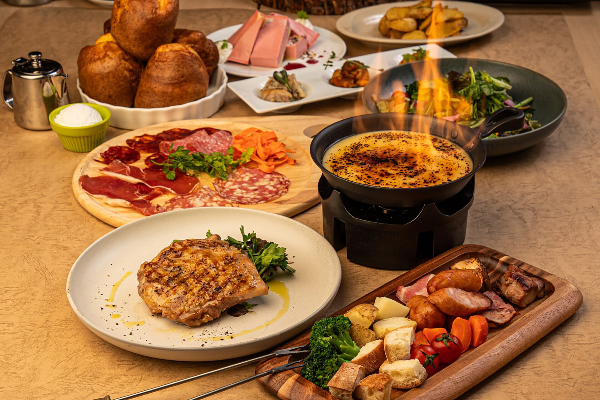 吉祥寺にチーズ料理専門店「チーズテーブル カーニバル」がオープン ポップオーバー食べ放題、店舗限定メニューも展開